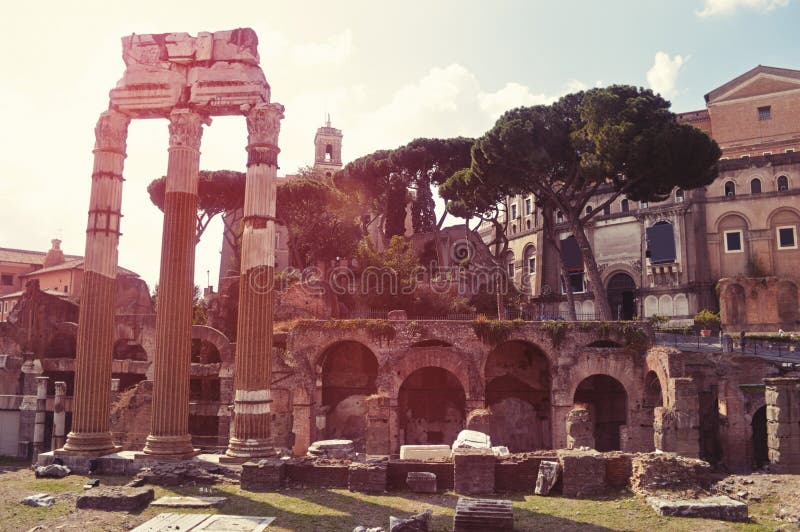 Las ruinas de Roma antigua foto de archivo. Imagen de herencia - 107950446