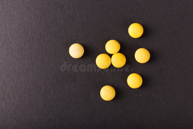 Las Tabletas Y Las Cápsulas Se Dispersan En La Tabla Foto de archivo ...