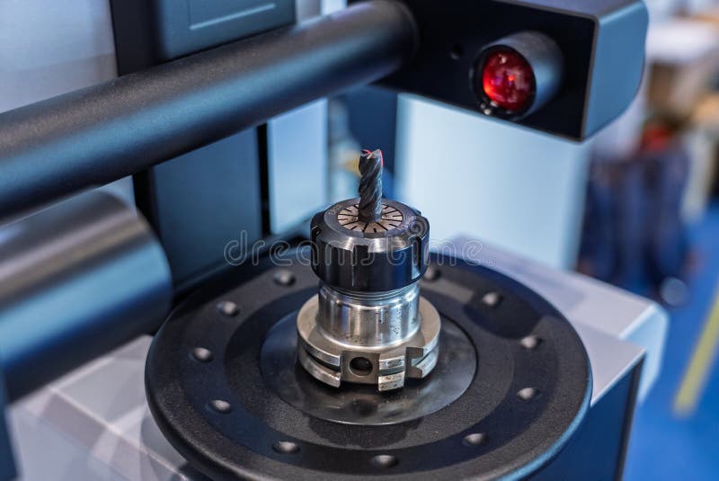 Laser CNC Tool Measurement Machine Accurately Measuring the Length and Diameter of Cutting ...