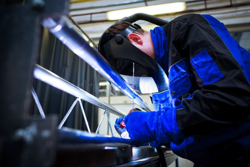 Lasser op het werk stock afbeelding. Image of heet, metallurgie - 23209837