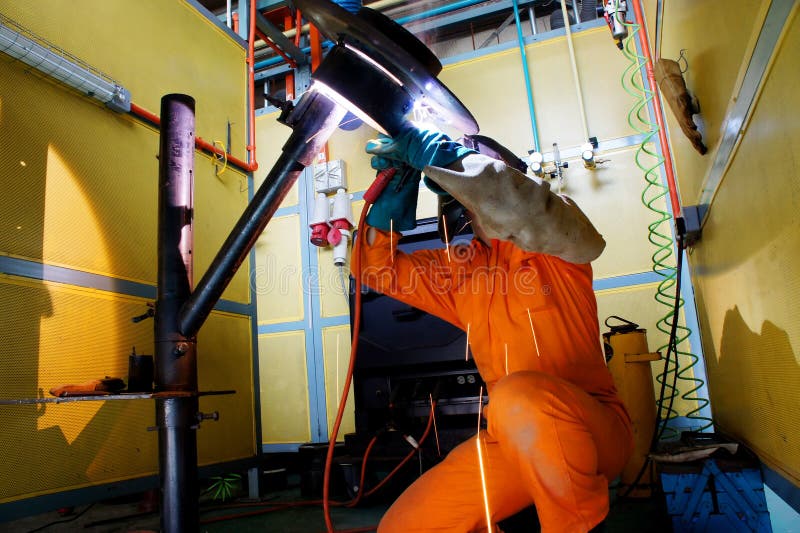 Een Lasser Op Het Werk in Een Werkplaats Produceert Metalen Structuren ...