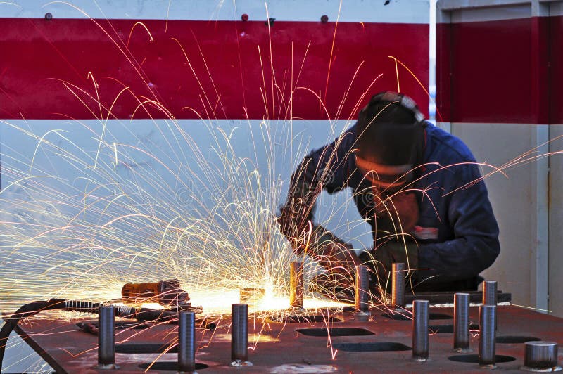 Een Lasser Op Het Werk in Een Werkplaats Produceert Metalen Structuren ...