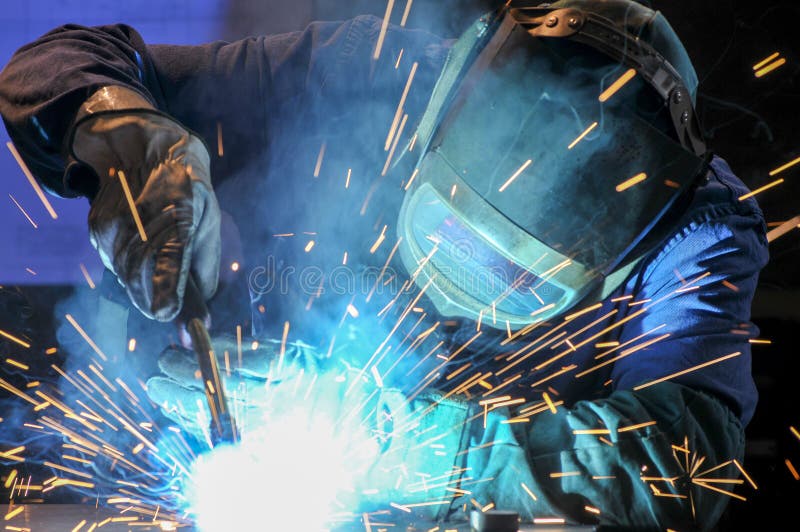 Een Lasser Op Het Werk in Een Werkplaats Produceert Metalen Structuren ...