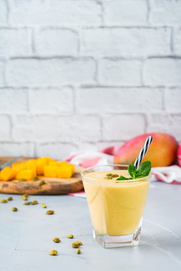 Lassi Del Mango, Bebida India, Bebida Del Smoothie Con El Yogur Foto de ...