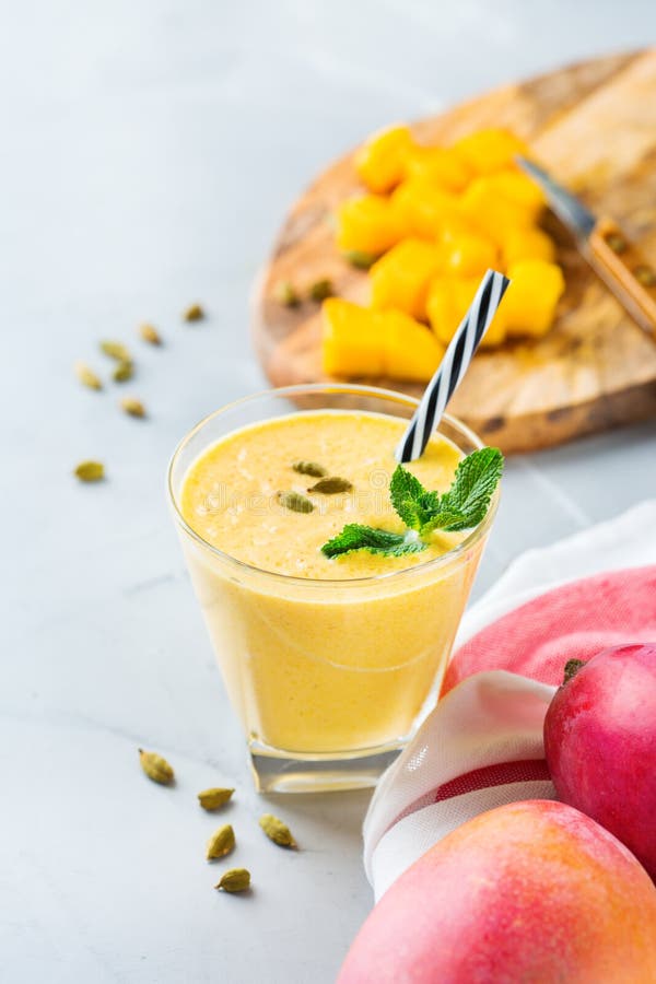 Lassi Del Mango, Bebida India, Bebida Del Smoothie Con El Yogur Imagen ...