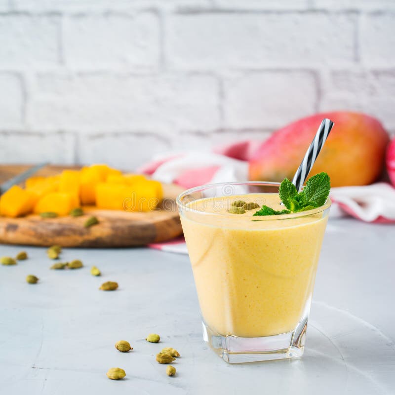 Lassi Del Mango, Bebida India, Bebida Del Smoothie Con El Yogur Foto de ...