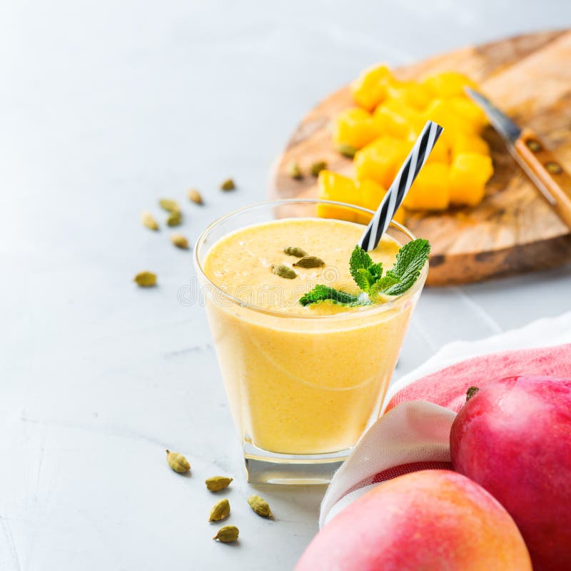 Lassi Del Mango, Bebida India, Bebida Del Smoothie Con El Yogur Imagen ...
