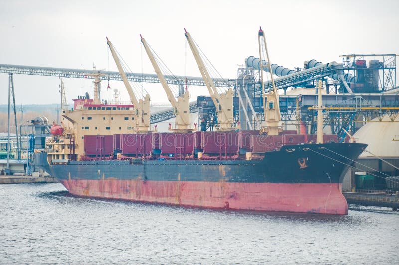 Lastfartyg fotografering för bildbyråer. Bild av horisont - 15854533