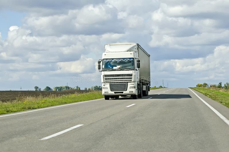 Lastbil arkivfoto. Bild av last, lastbil, himmel, körning - 35056442