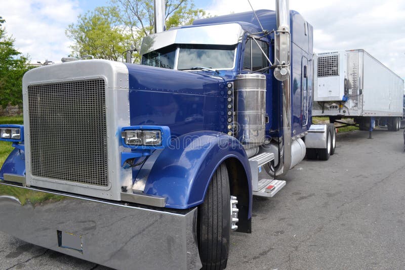Lastbil arkivfoto. Bild av lastbilar, medel, parkerat - 42995422