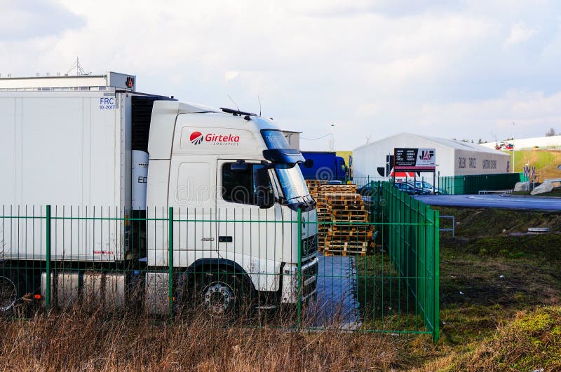 Lastbil redaktionell bild. Bild av staket, företag, släp - 69841616
