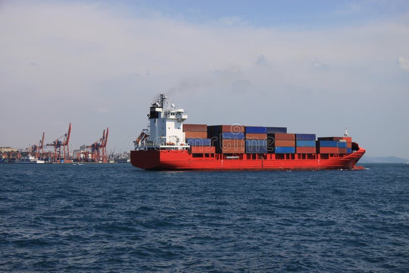Lastfartyg i havet arkivfoto. Bild av logistik, importera - 94117570