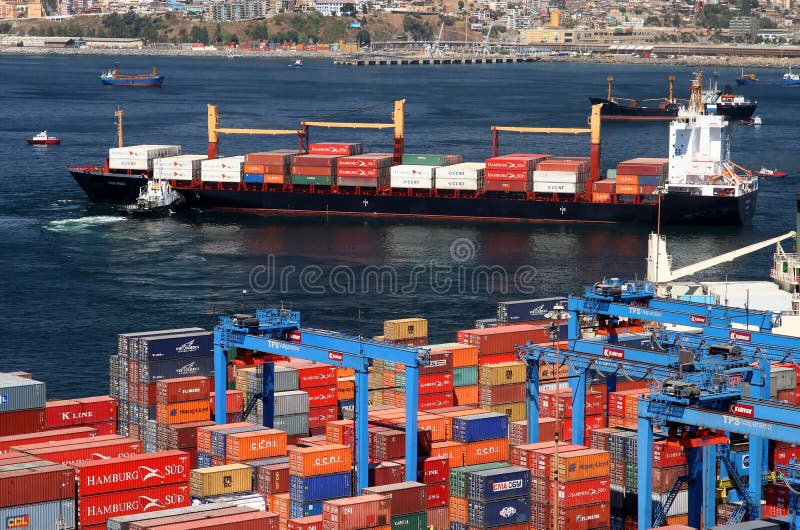 Lastfartyg Som Lastar Av Timmer Redaktionell Arkivbild - Bild av ...