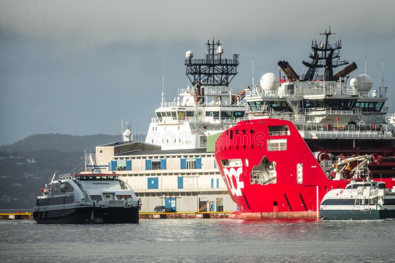 Lastfartyg I Den Bergen Hamnen Redaktionell Arkivbild - Bild av bergen ...