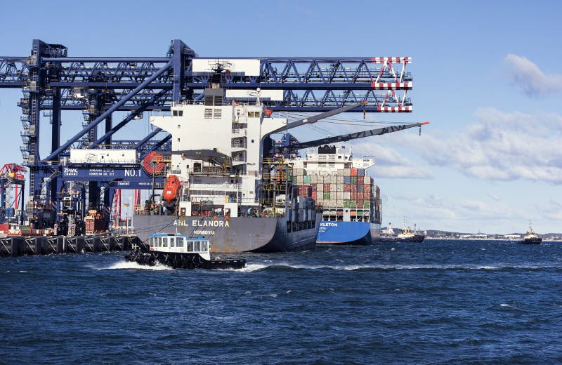Lastfartyg Som Lastar Containrar I Hamnhamnen I Kajen Botany Australia ...