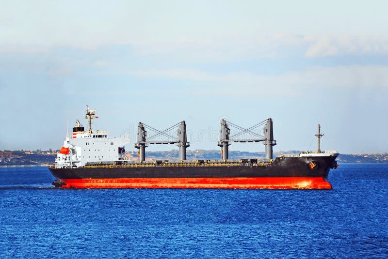 Lastfartyg i stora partier fotografering för bildbyråer. Bild av hamn ...