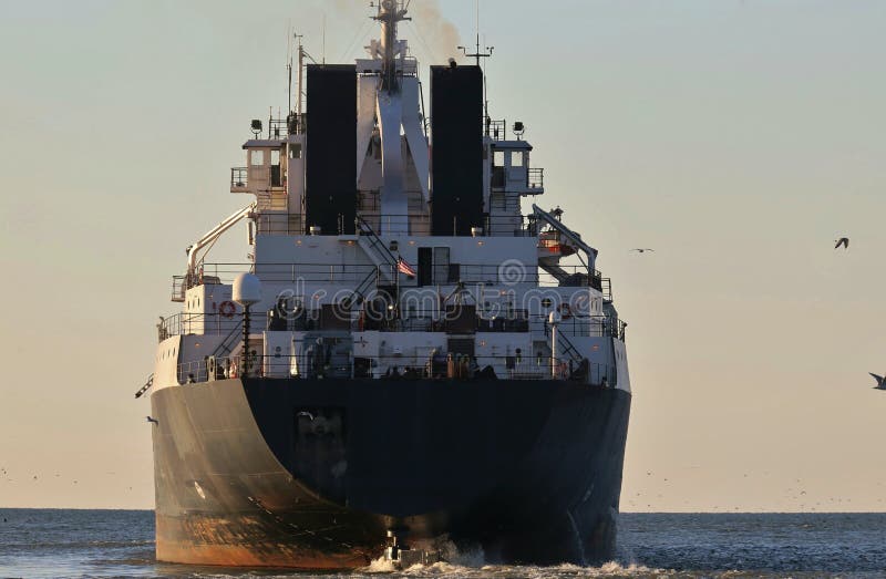 Lastfartyg i stora partier arkivfoto. Bild av fraktar - 48717592