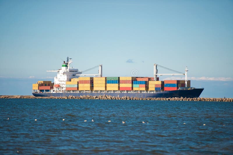 Lastfartyg i havet fotografering för bildbyråer. Bild av industriellt ...