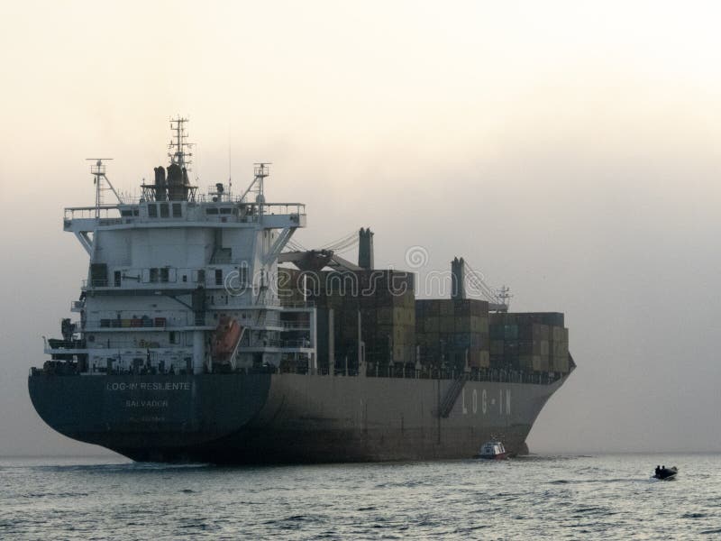 Lastfartyget Seglar Till Och Med Kanalen Av Porten Av Santos I En Dimma ...