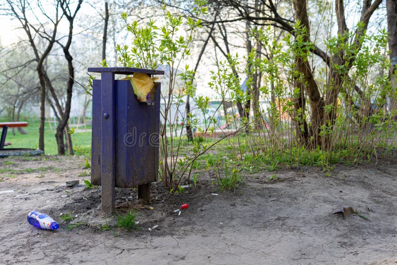Lata De Basura Completa Y Botella En El Suelo Foto de archivo - Imagen ...