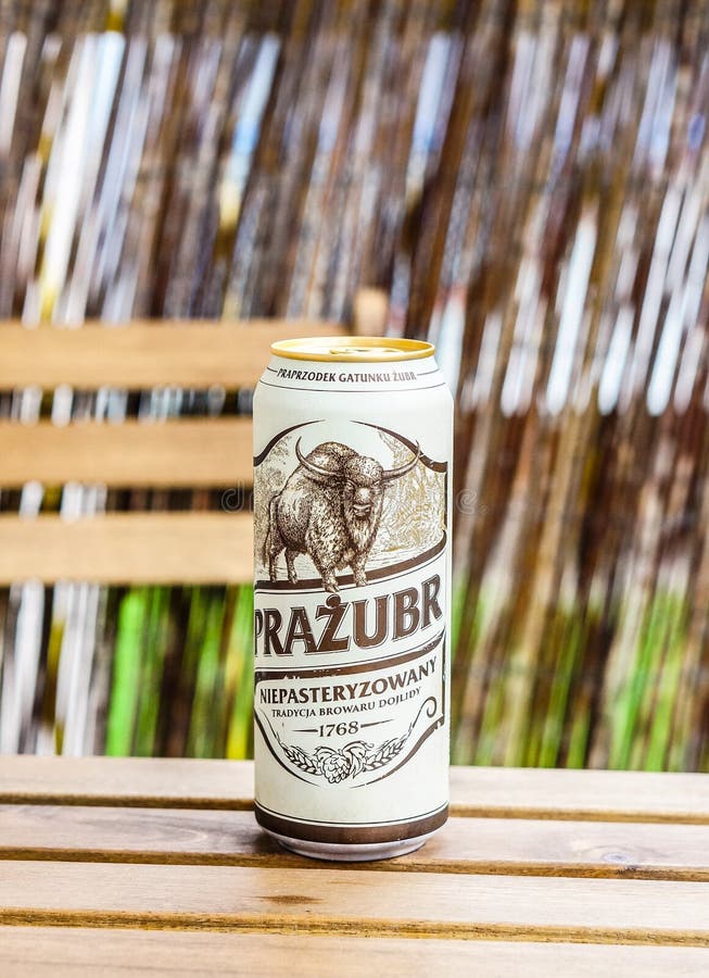 Lata De Cerveza Polaca De Prazubr Imagen editorial - Imagen de madera ...
