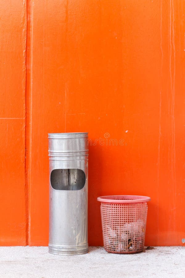 Lata de lixo foto de stock. Imagem de porcaria, maca - 31387556