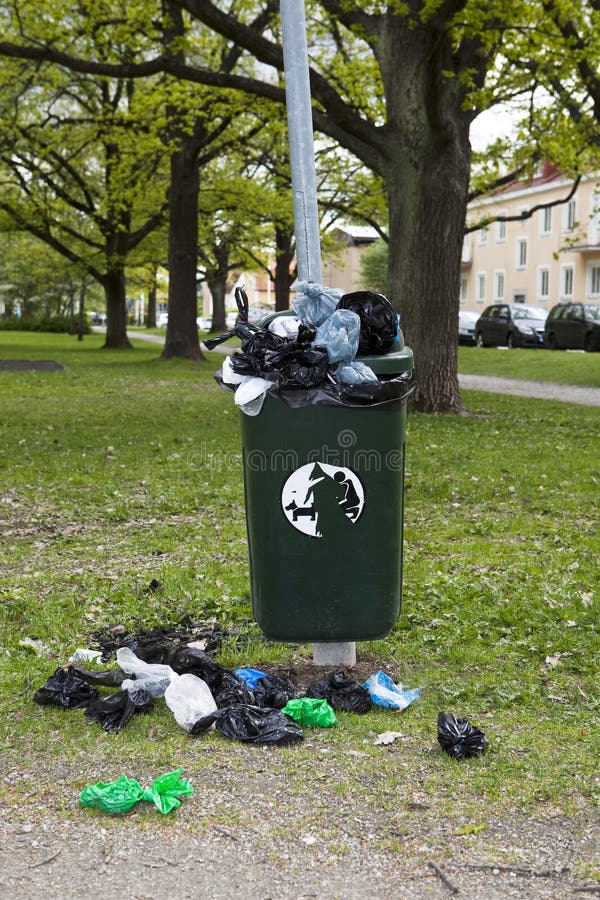 Lata de lixo imagem de stock. Imagem de lata, reciclagem - 9444797