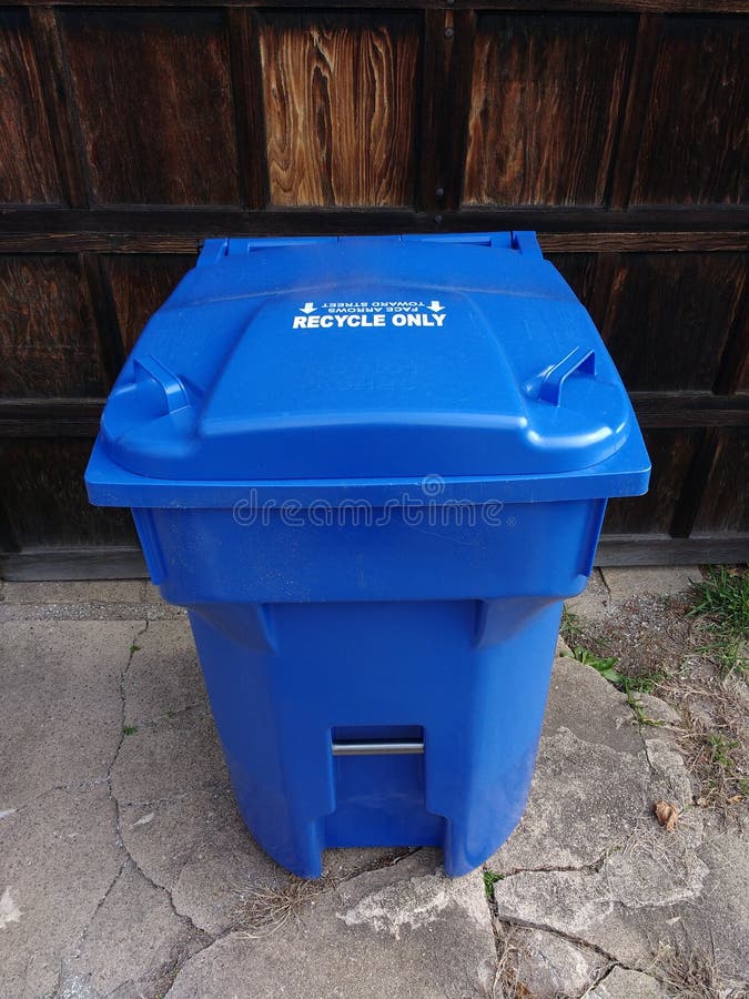 Lata De Lixo De Reciclagem Resistente Azul Foto de Stock - Imagem de ...