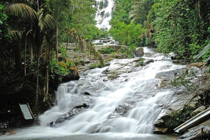 Lata Kinjang Waterfall photographie éditorial. Image of principal ...
