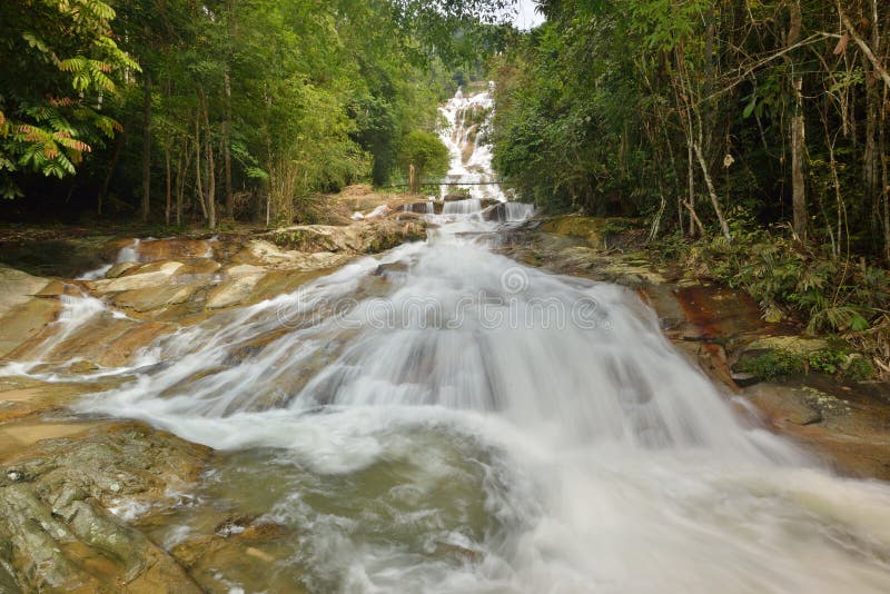 Lata Kinjang Waterfall imagen de archivo editorial. Imagen de ...