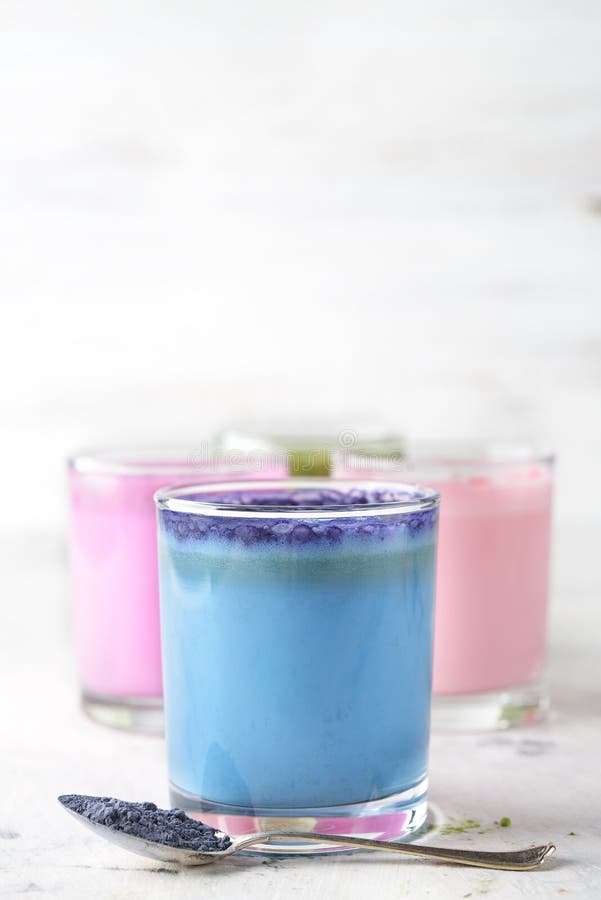 Lata matcha azul foto de archivo. Imagen de cristal - 175507088