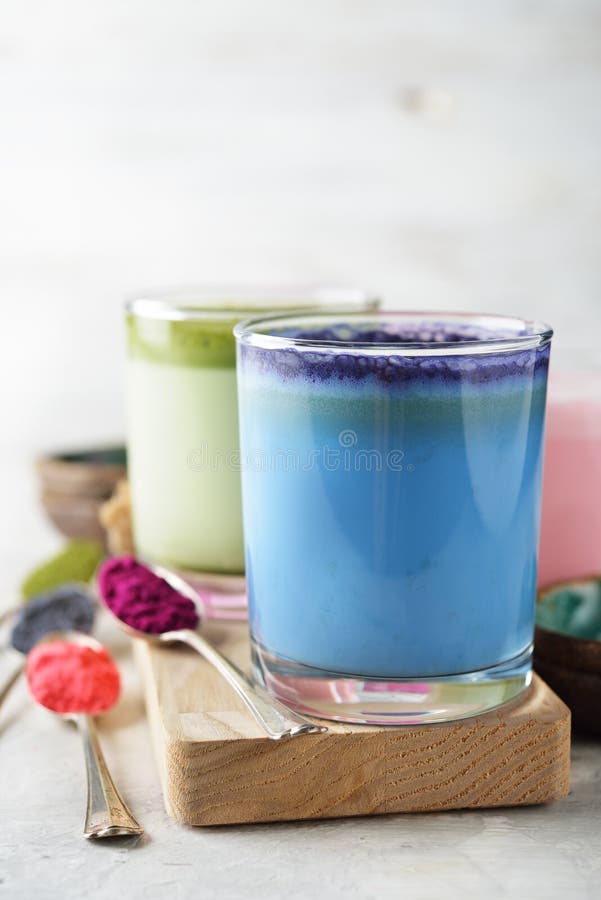 Lata matcha azul imagen de archivo. Imagen de delicioso - 178270213