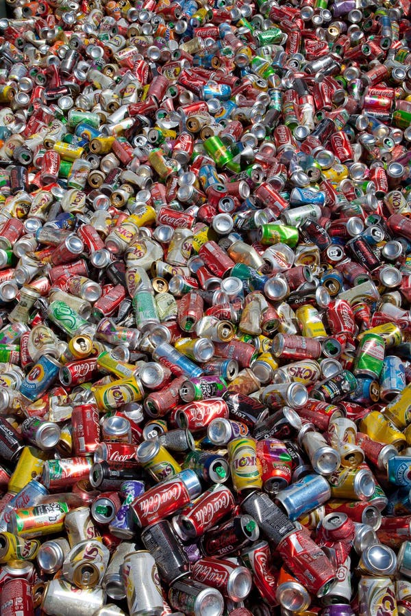 Reciclaje - El Aluminio Bebe Las Latas Foto de archivo editorial ...