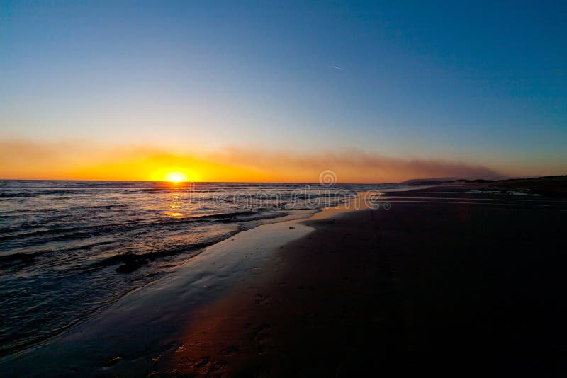 Late Afternoon Hawaiian Surf Stock Photo - Image of ocean, foam: 9754586