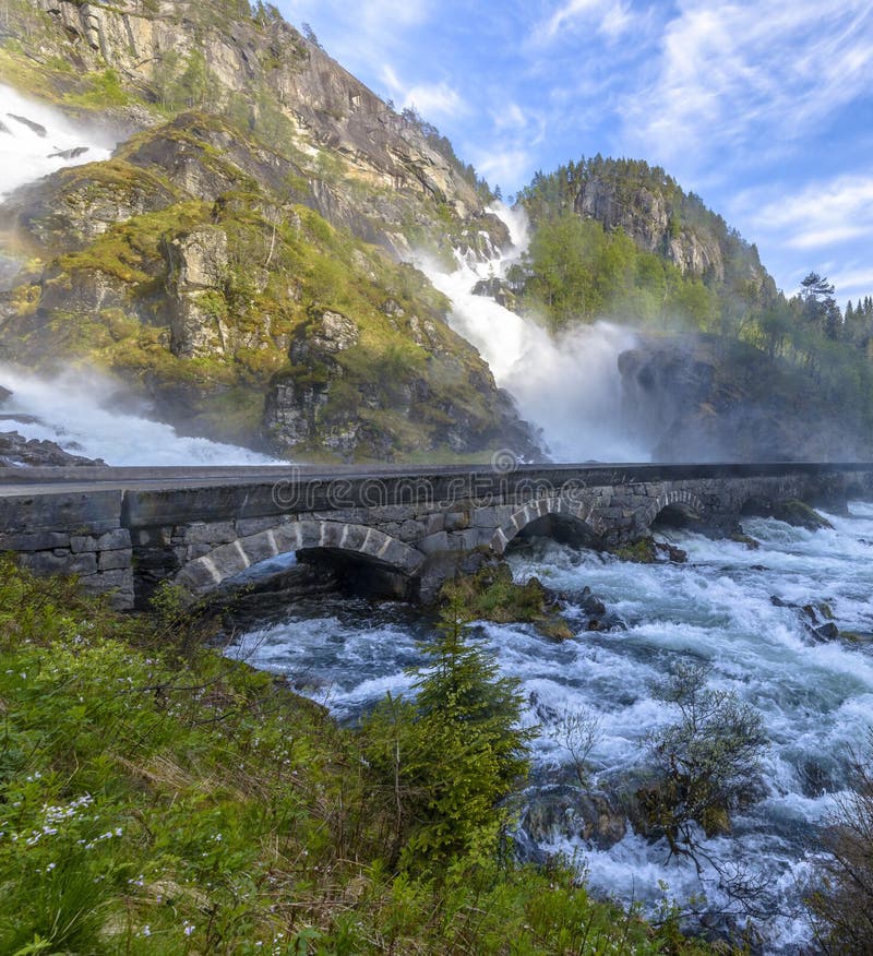 Reuzekjosfossen-waterval in Flam - Noorwegen Stock Afbeelding - Image ...
