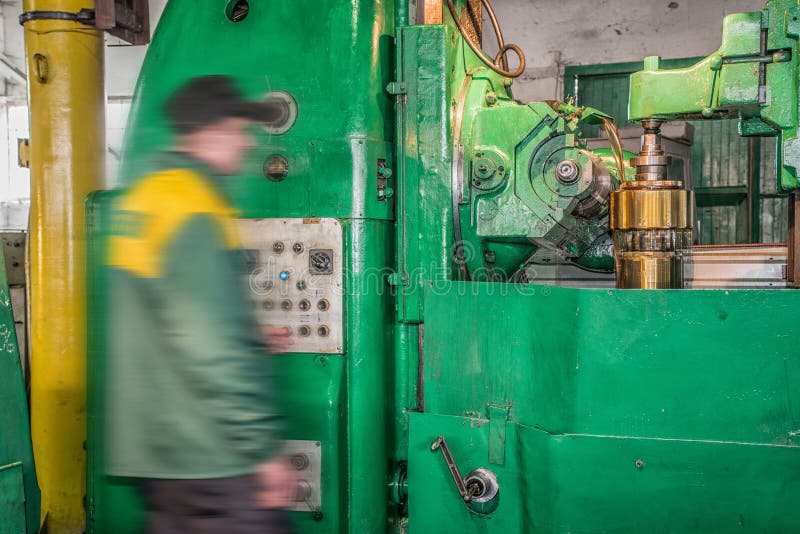 Lathe machine editorial photo. Image of hardware, iron - 100418256