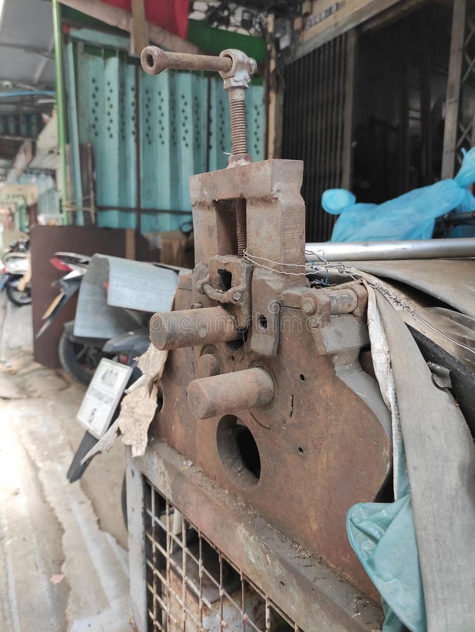 A Lathe is a Machine Tool that Rotates a Workpiece about an Axis of ...