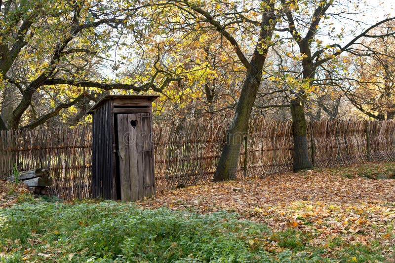 Una Vecchia Latrina Di Legno Ad Un Campo Di Estrazione Mineraria Nel ...