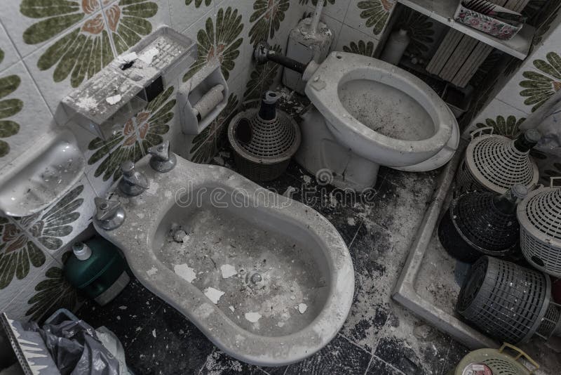 Latrina immagine stock. Immagine di fungo, piombatura - 40180957