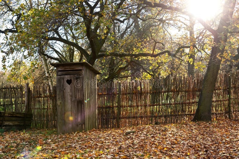 Latrine image stock. Image du rural, barrière, herbe - 35007669