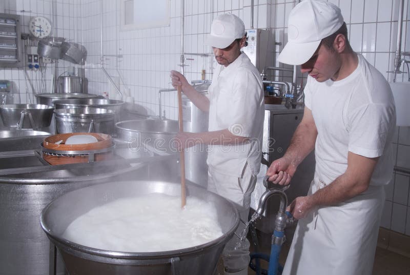 Lattai, Che Preparano La Mozzarella Immagine Stock - Immagine di latte ...