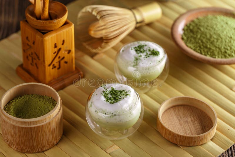 Latte De Matcha Dans Une Tasse En Verre Image stock - Image du cuisine ...