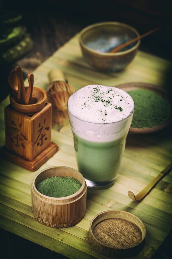 Latte De Matcha Dans Une Tasse En Verre Image stock - Image du cuisine ...