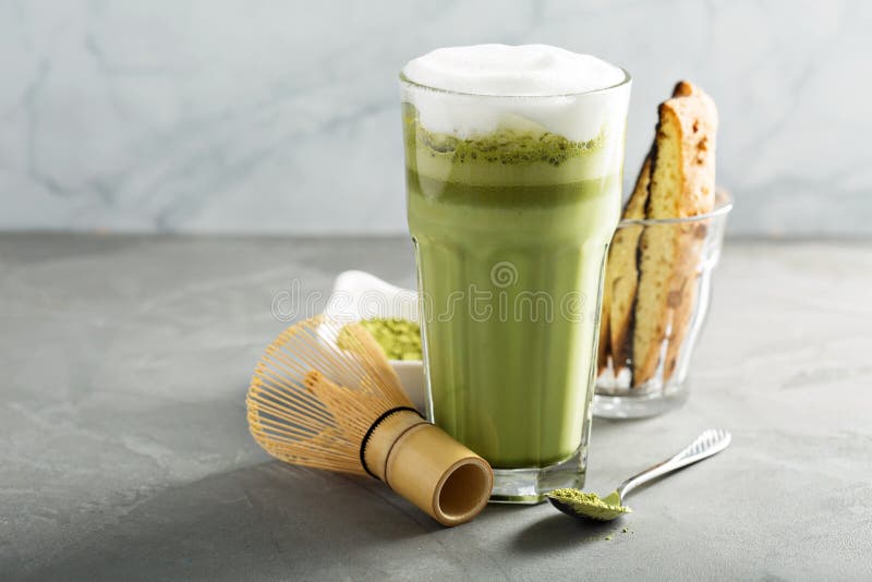 Latte Matcha Froide Dans Un Grand Verre Sur Marbre Image stock - Image ...