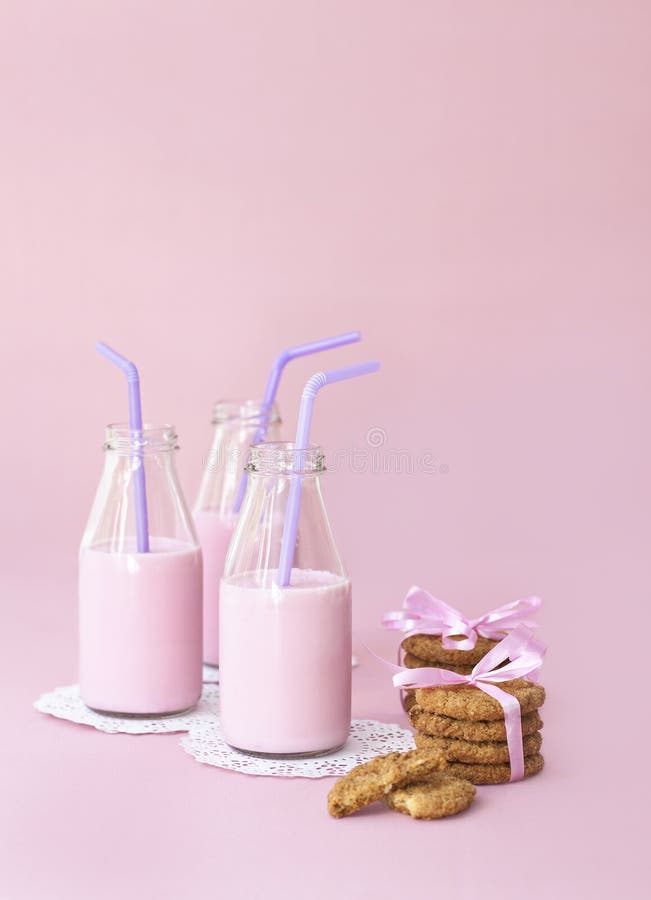Latte della fragola fotografia stock. Immagine di rosa - 30223000