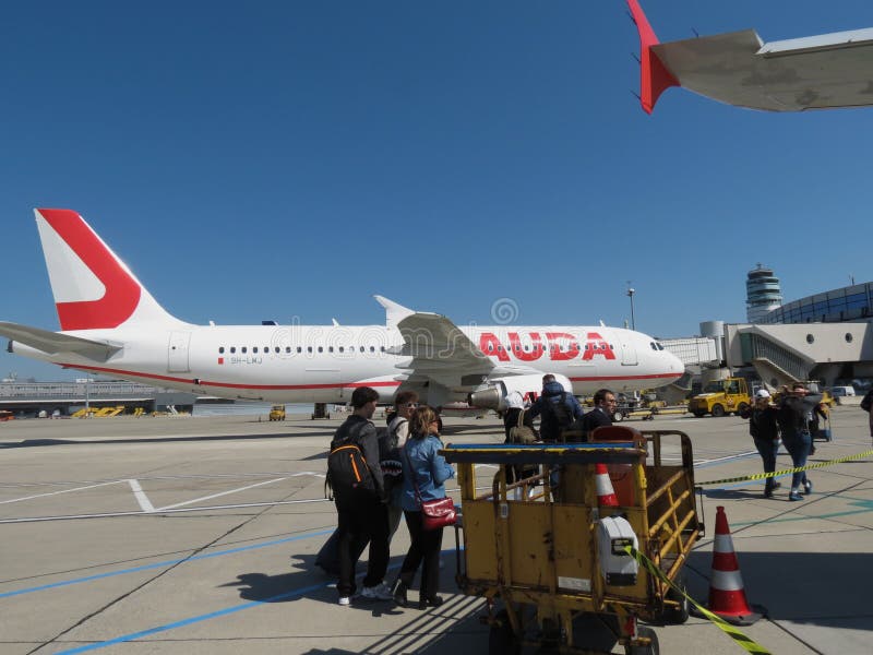 Lauda Airbus A320 Boarding in Vienna Editorial Stock Image - Image of ...