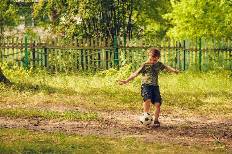 Laufender Junge, Der Mit Dem Ball Spielt Stockbild - Bild von draussen ...