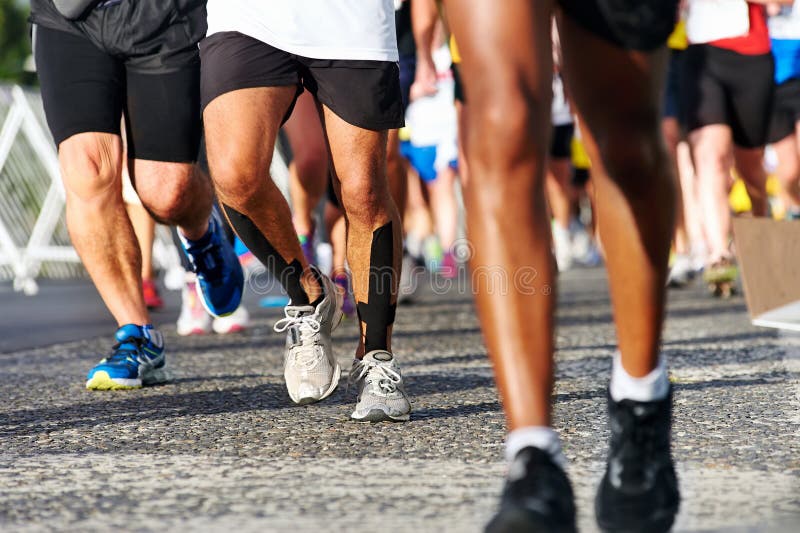 Laufender Marathon Der Leute Stockbild - Bild von mädchen, konkurrieren ...