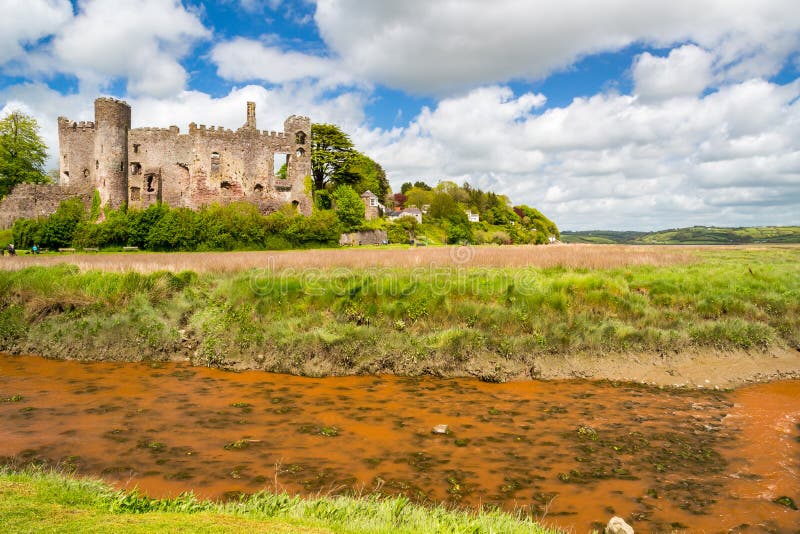 Laugharne-Schloss Wales stockfoto. Bild von unterhalt - 55004098
