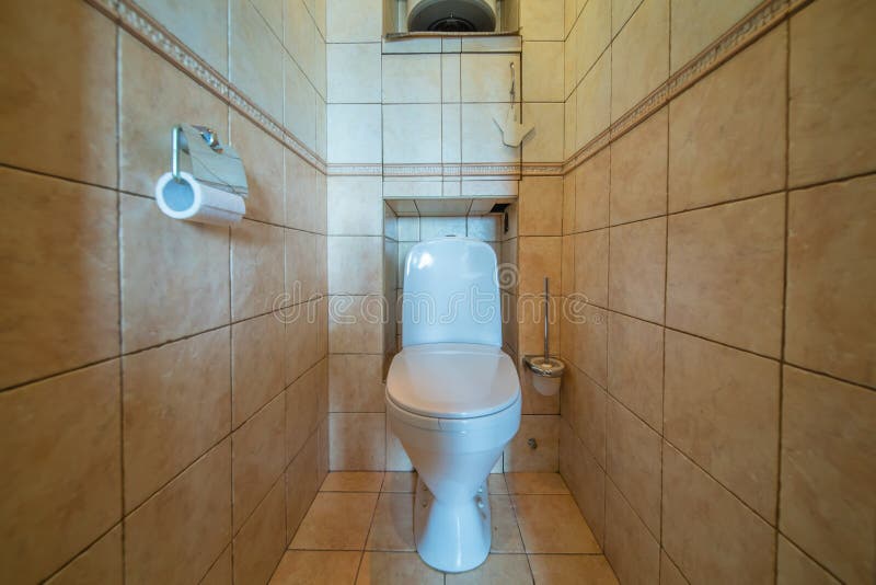 Lavabo con el retrete imagen de archivo. Imagen de papel - 113630497